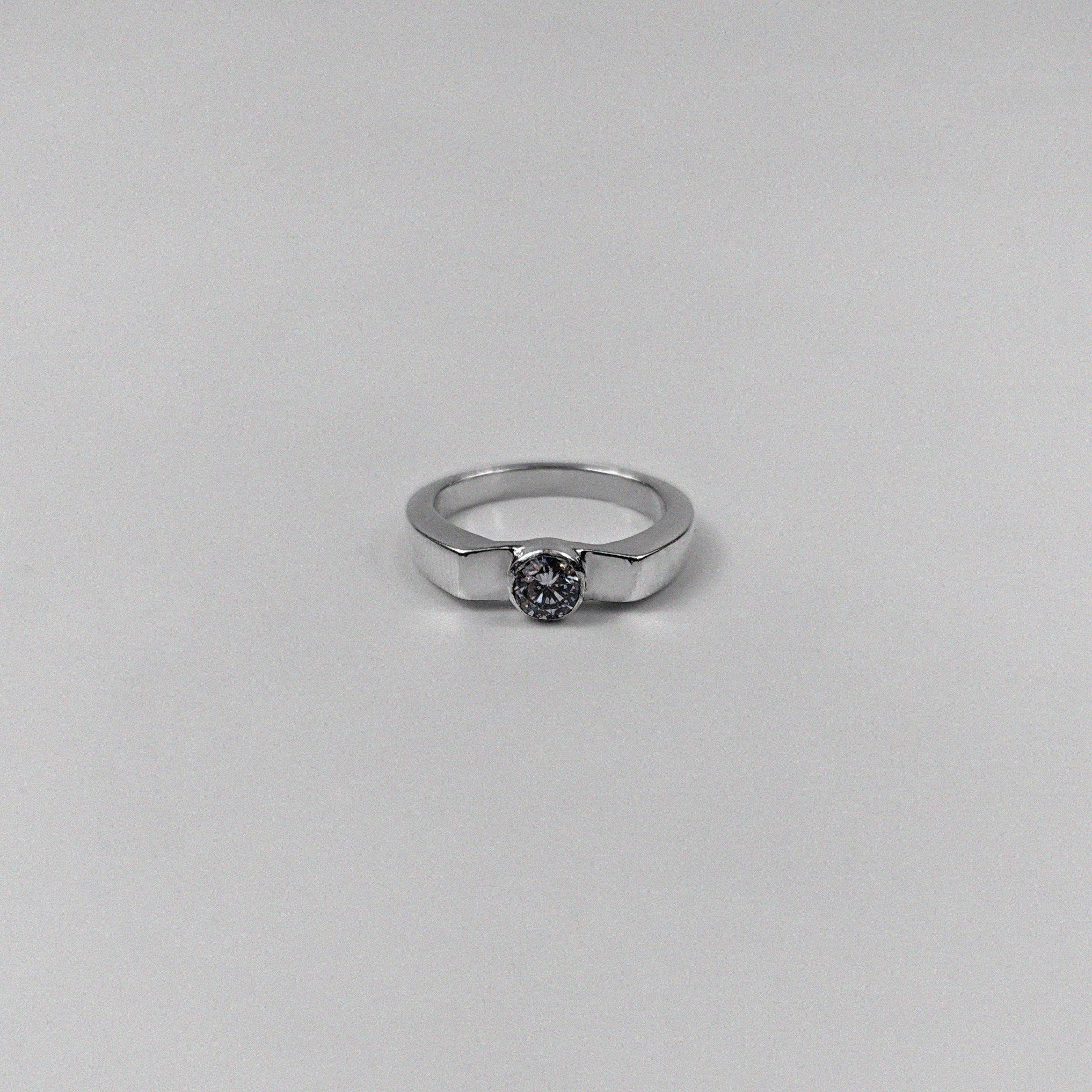 Round Stone Ring – JUICE